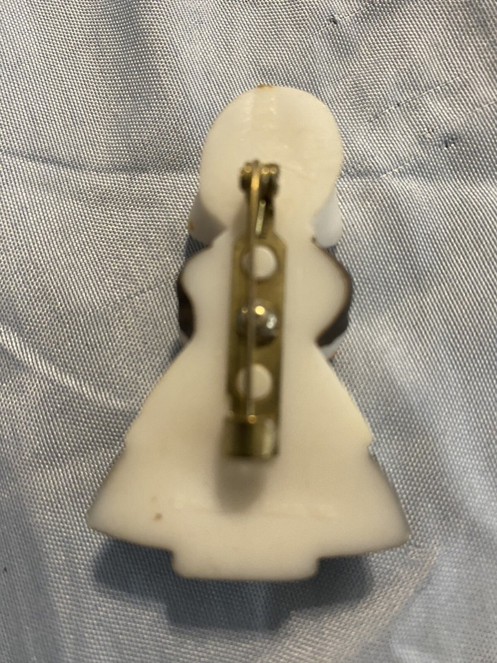 HALLMARK THANKSGIVING BROOCH Pin PILGRIM GIRL Basket Apples Holiday ...