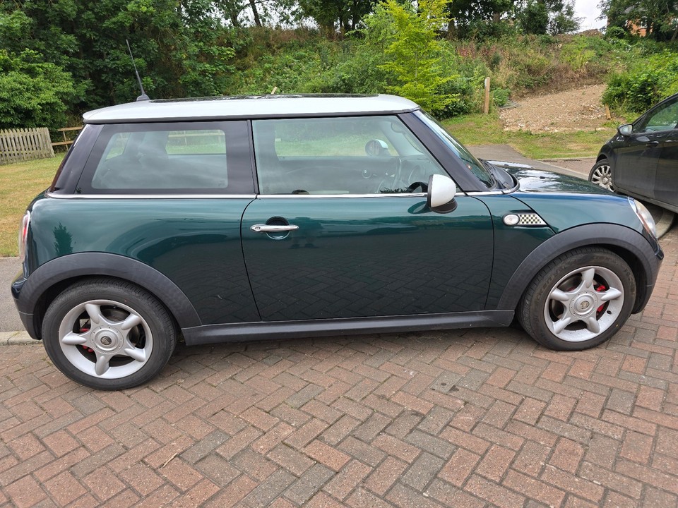 Mini Cooper - Spares or repair colour green and white roof - 141 k ...