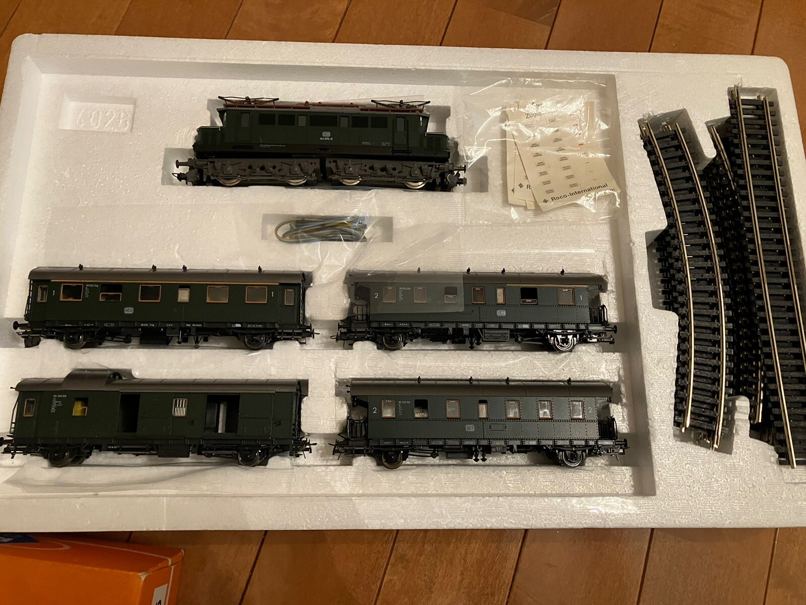 Vintage+ROCO+HO+Train+Set+4026+BR144+loco+4+cars+-+colectors+item+looks ...