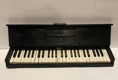 Keyboard - Antique Piano