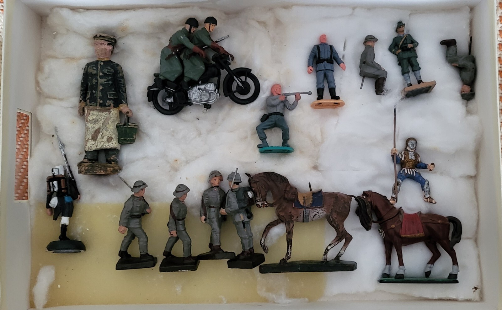 LOT OF DIFFERENT FIGURES: LINEOL, TIMPO, ETC. - COMPOSITION, PLASTIC ...