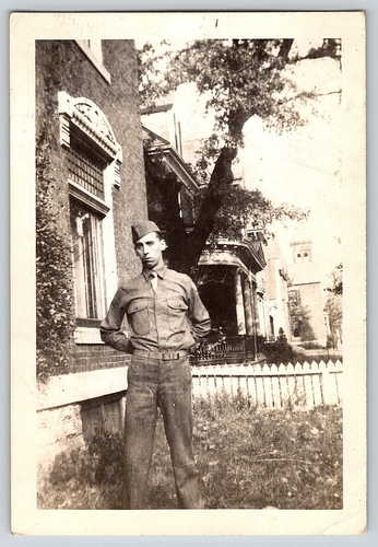 VINTAGE PHOTO OLD ANTIQUE OUTDOOR PICTURE WW2 MILITARY MAN GUY UNIFORM ...
