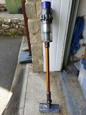 Dyson sV27 V10 Absolute Cordless Vacuum Gold Faulty poss needs ...