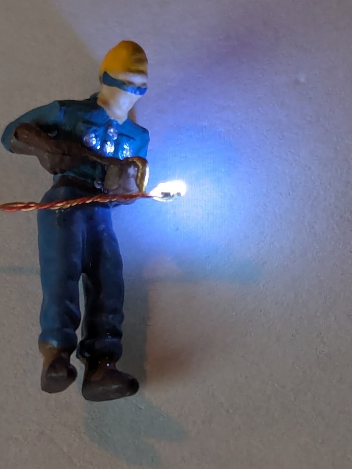Lighted HO scale welder, Standing Blue White 0402 LEDs.w/simulator ...