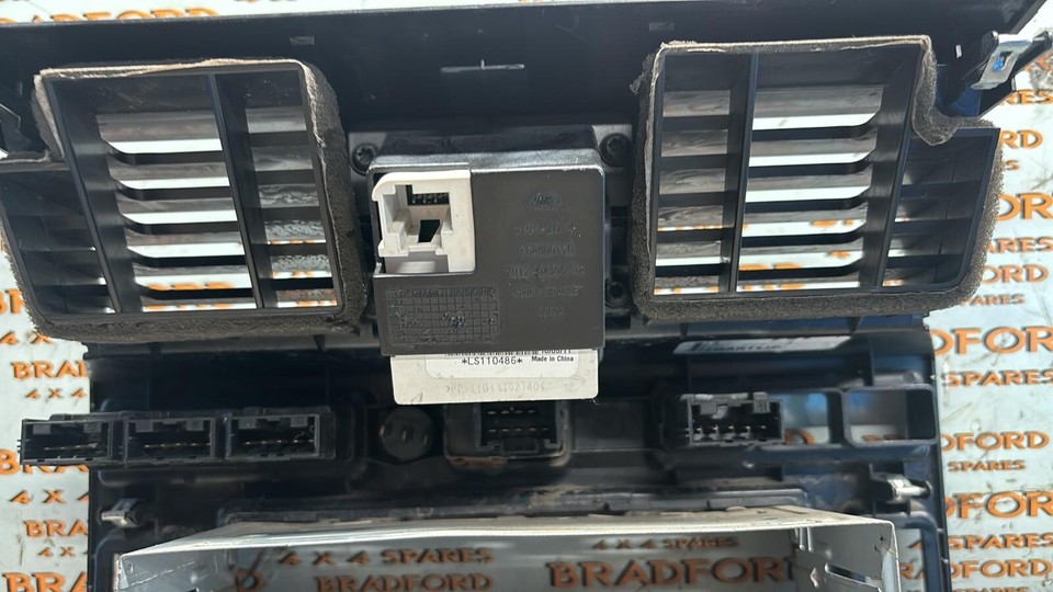 BFD062553 2014 LAND ROVER DEFENDER 110 XS PUMA DASH CENTRE CONSOLE ...