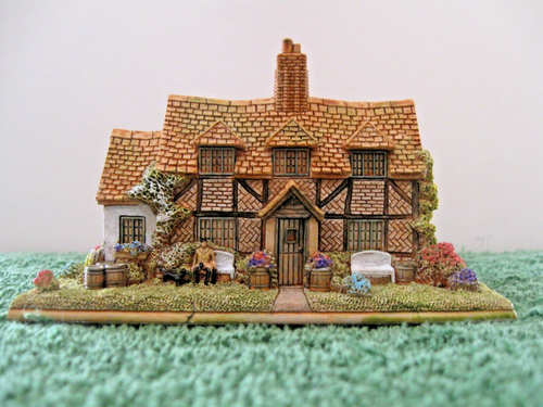 Lilliput Lane - Ye Olde Jug - L2951 Mint in its original box with a ...