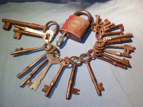 VINTAGE KEYS: Collection of 22 old keys plus a vintage YALE padlock w ...