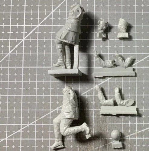 1/35 Resin Figure Model Kit German British Soldiers Play Football ...