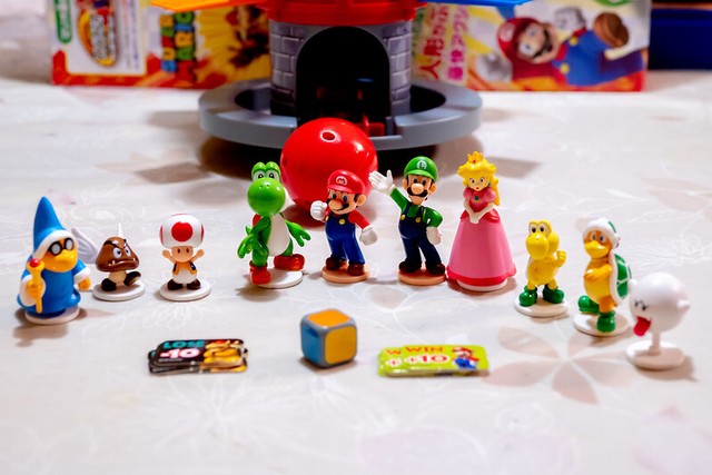 Epoch Super Mario Brothers Balance Tower Game 10 Figures Included for ...