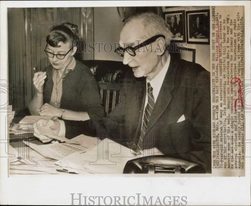 1958 Press Photo Senator William Langer dictates to secretary at ...