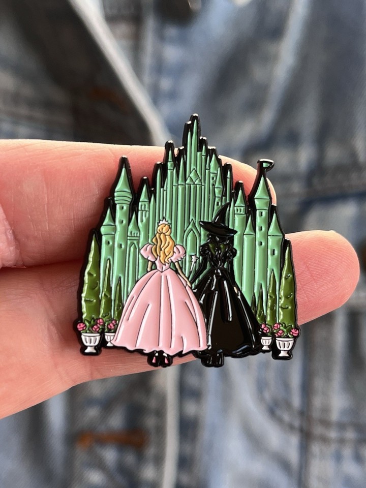 Wicked - Elphaba & Glinda Holding Hands At Emerald City Cute Friends ...