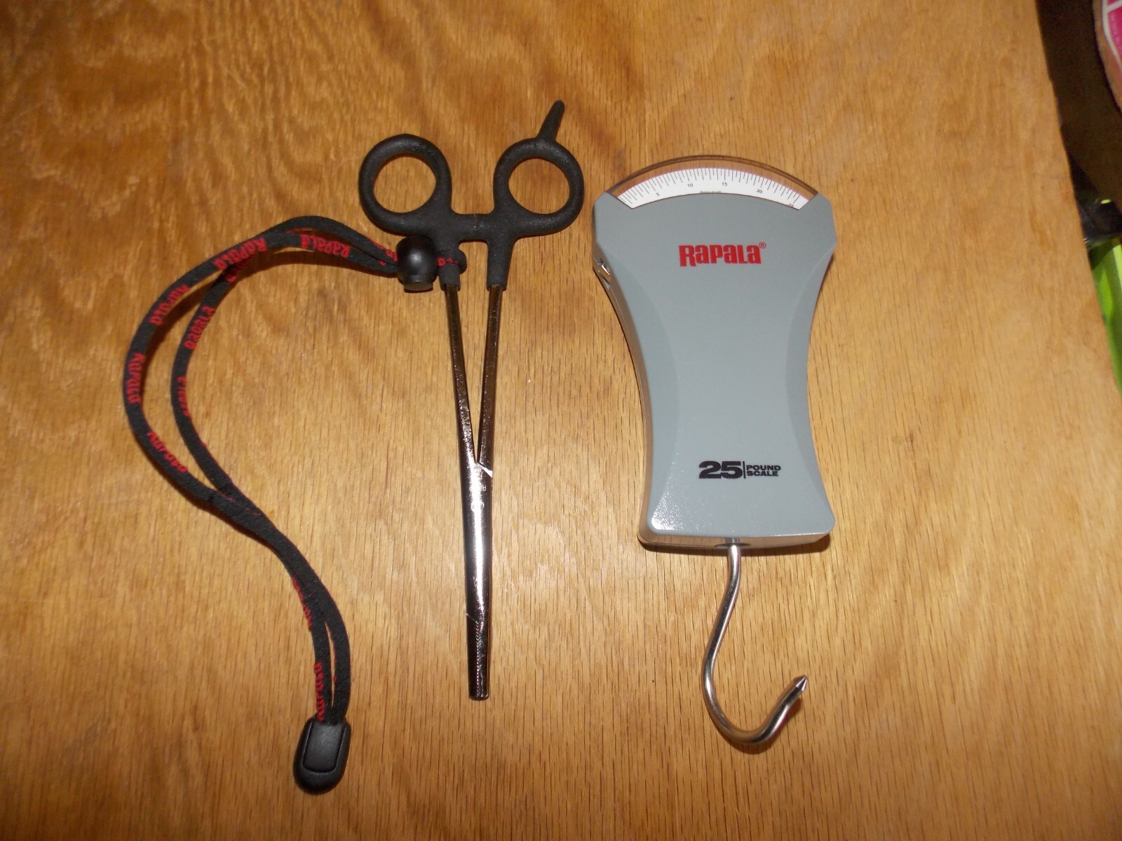 Rapala 25lb Fish Scale W/Tape Measure & Forceps Approx 8.75" Total ...