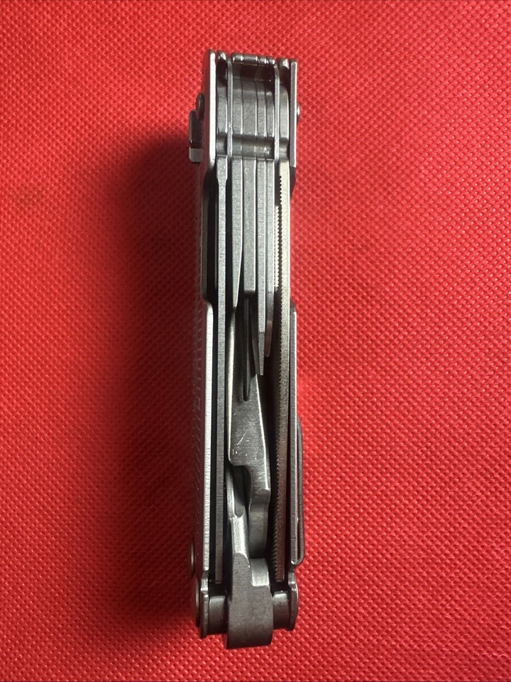 New Custom Leatherman Free P4 w/ Combo Blade, ARC file, Awl, Mini bit ...