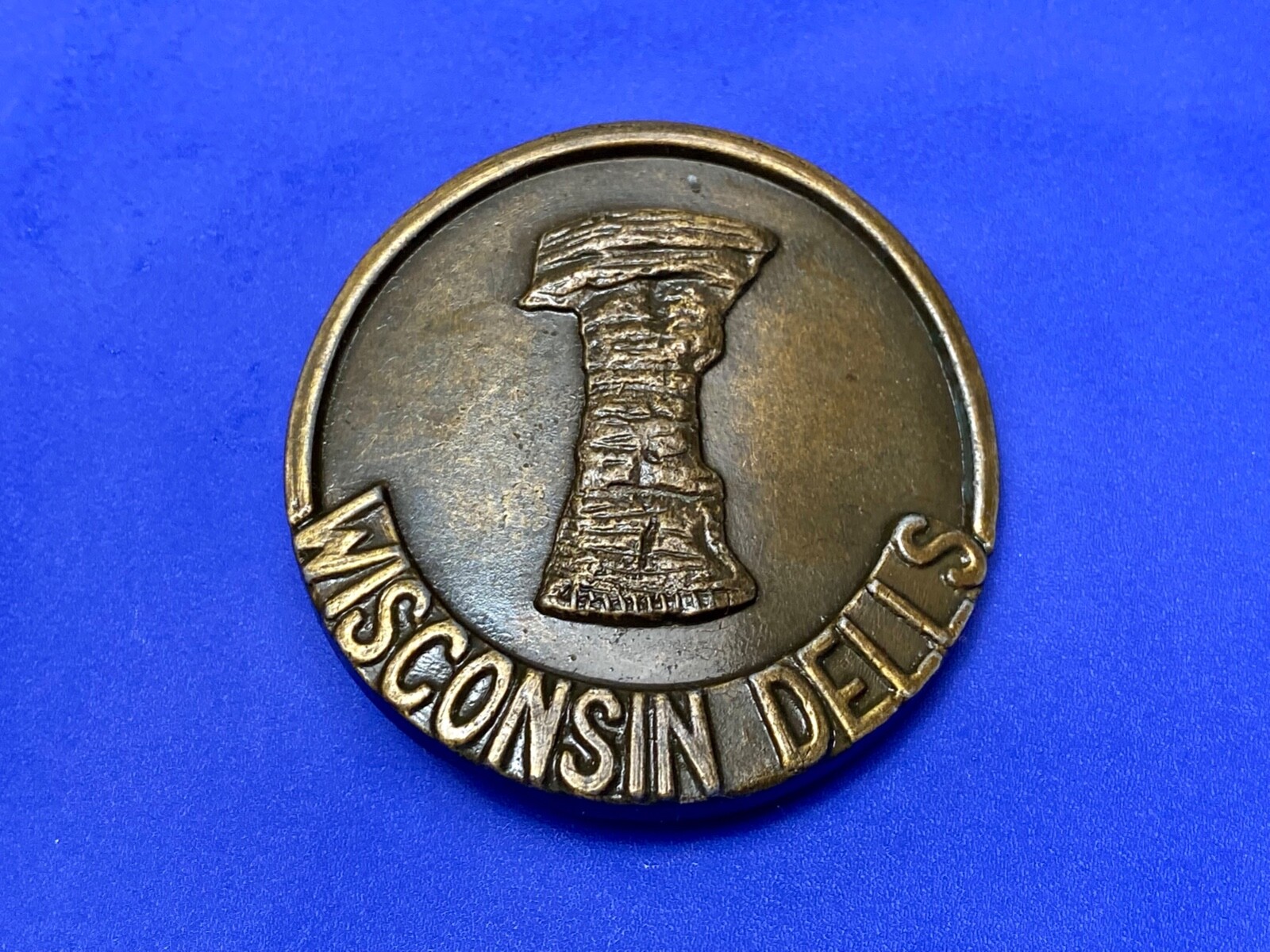 Vintage Wisconsin Dells round brass tone logo emblem … - Gem