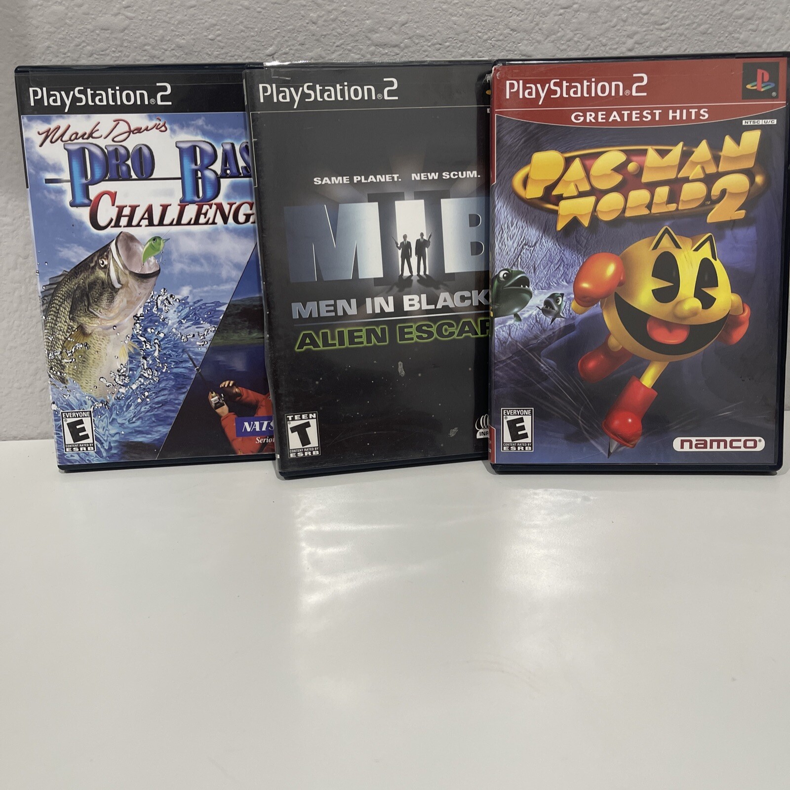 Lot of 3 playstation2: PAC-MAN WORLD 2, MEN IN BLACK ALIEN ESCAPE ...