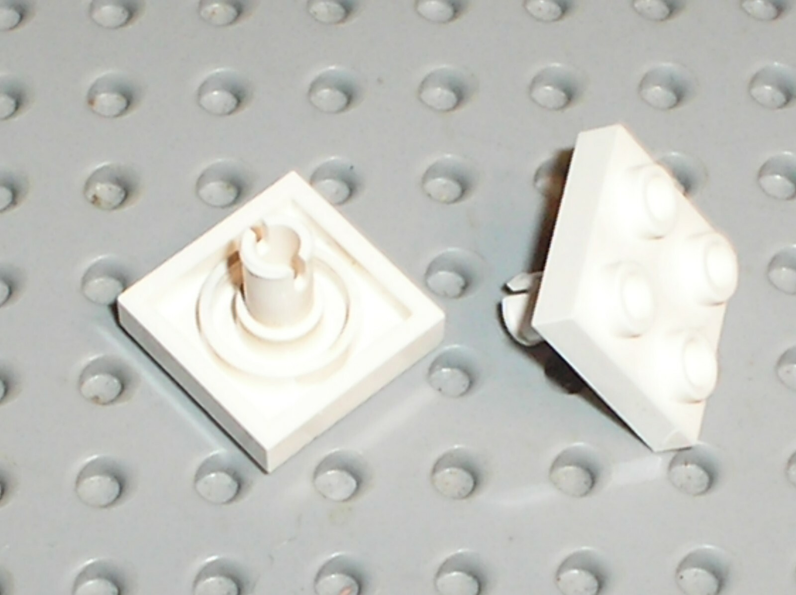 2 x LEGO White Plate with Pin ref 2476a /Set 10196 7752 6397 7675 7993 ...