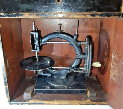 Antique 1870's Little Wanzer Utilizer Sewing Machine in wooden case | eBay