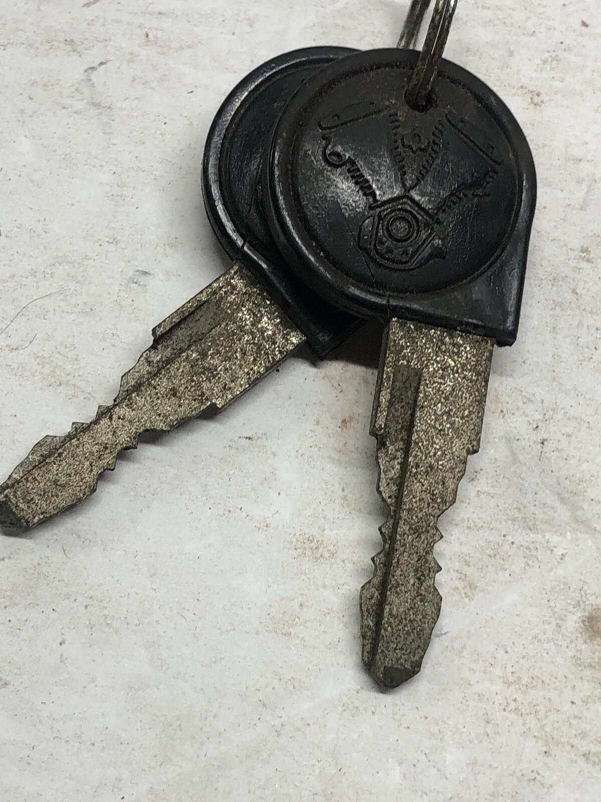 2 Harley Davidson Ignition Fuel Keys OEM 61077-82 #0523 FLT AMF Robison ...