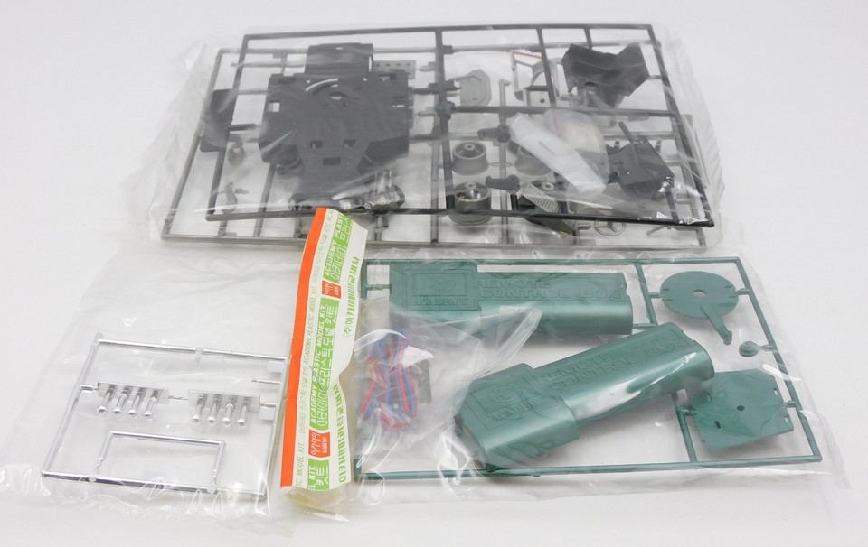 Academy Minicraft McLaren M8A Motorized Model Car Kit 1:24 Ref. CA003 ...