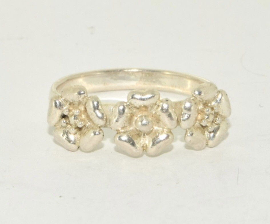 925 Hallmarked Silver Ring Three Flowers Size R - Gem