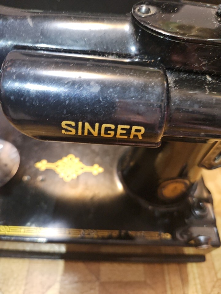 Singer 221-1 Featherweight Sewing Machine 1950 Vintage with Case Key ...