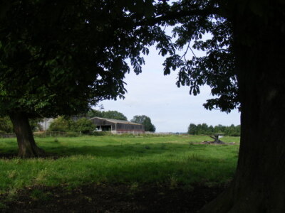 Photo 6x4 Barn at Tythrop Estate Church End/SP7407 c2007 | eBay UK