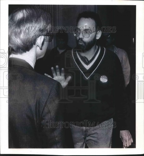 1993 Press Photo Gene Holt of Ringier America & Rep. Prosser at protest ...