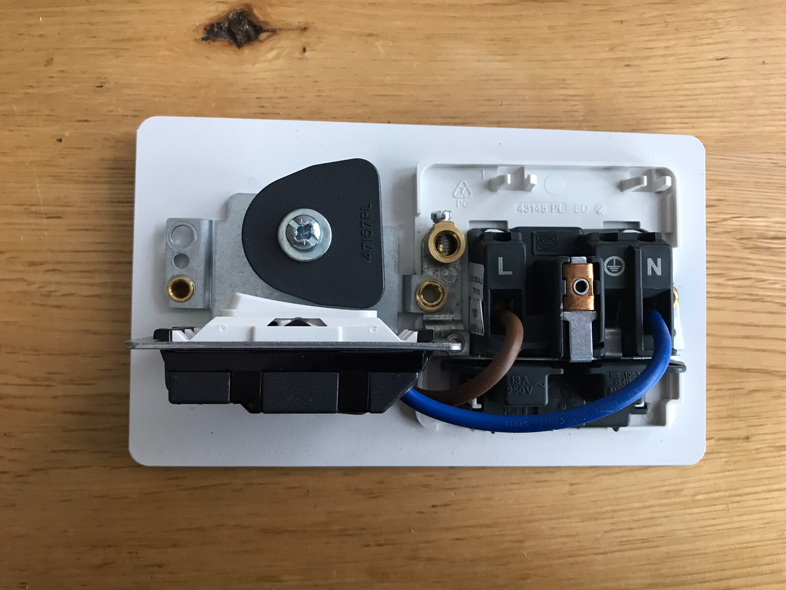 Mk White 13 Amp Socket Key Operated K14355WHIW Cleaners 230V | eBay UK