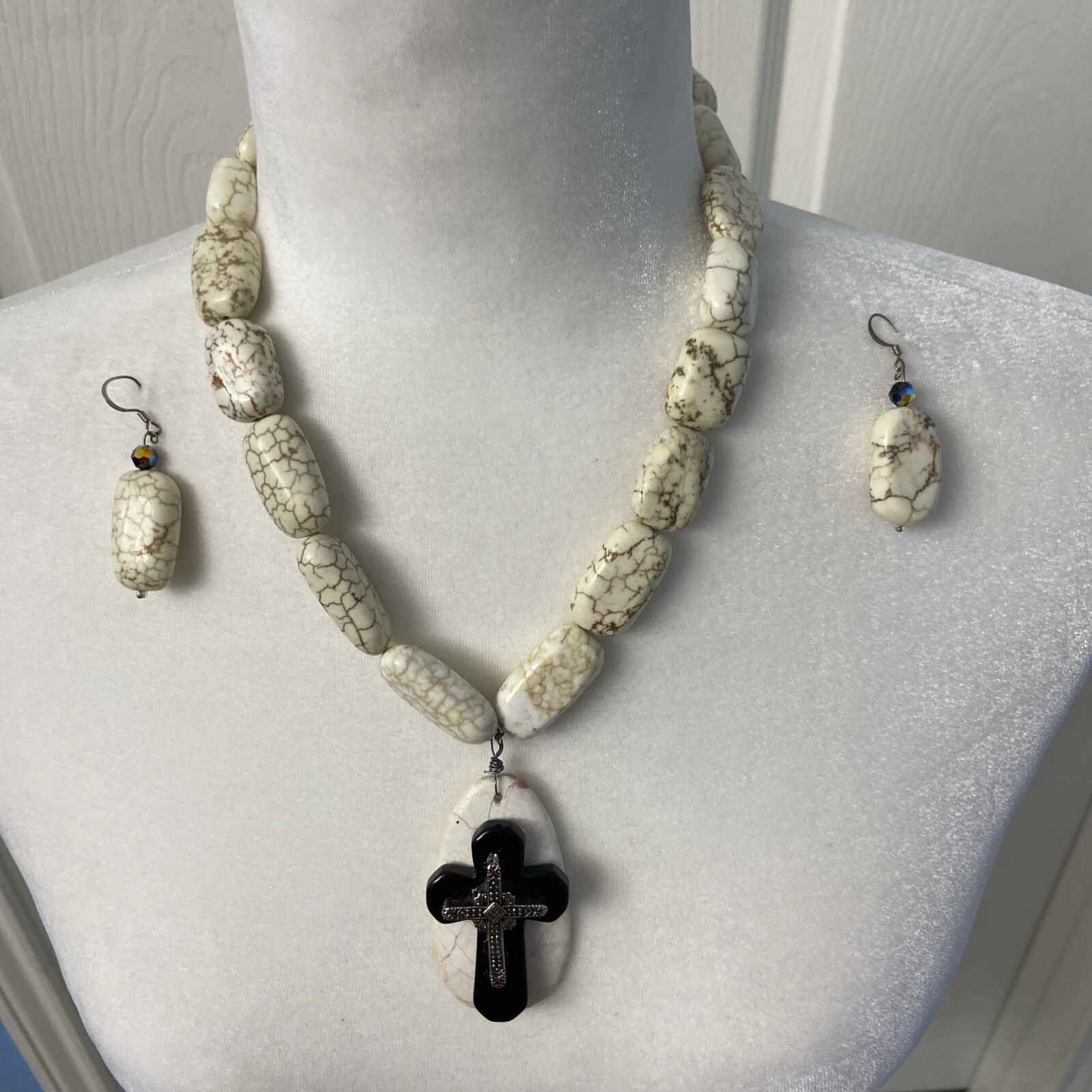 Stunning handmade Natural Stone With Crest Pendant Ne… - Gem