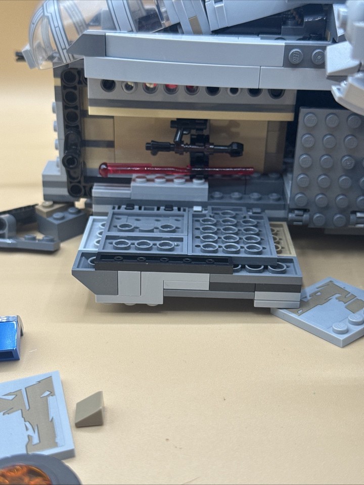 LEGO Star Wars: The Razor Crest (75292) With Minifigures Mandalorian ...