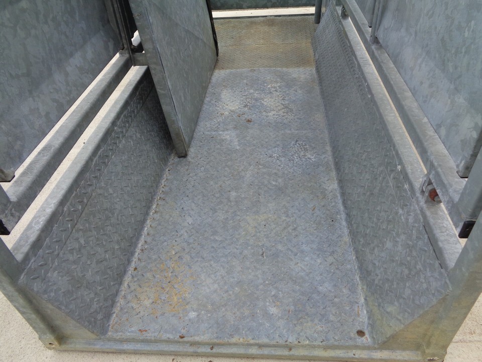 IAE Extra Large Squeeze Cattle Crush £4995+vat | eBay UK