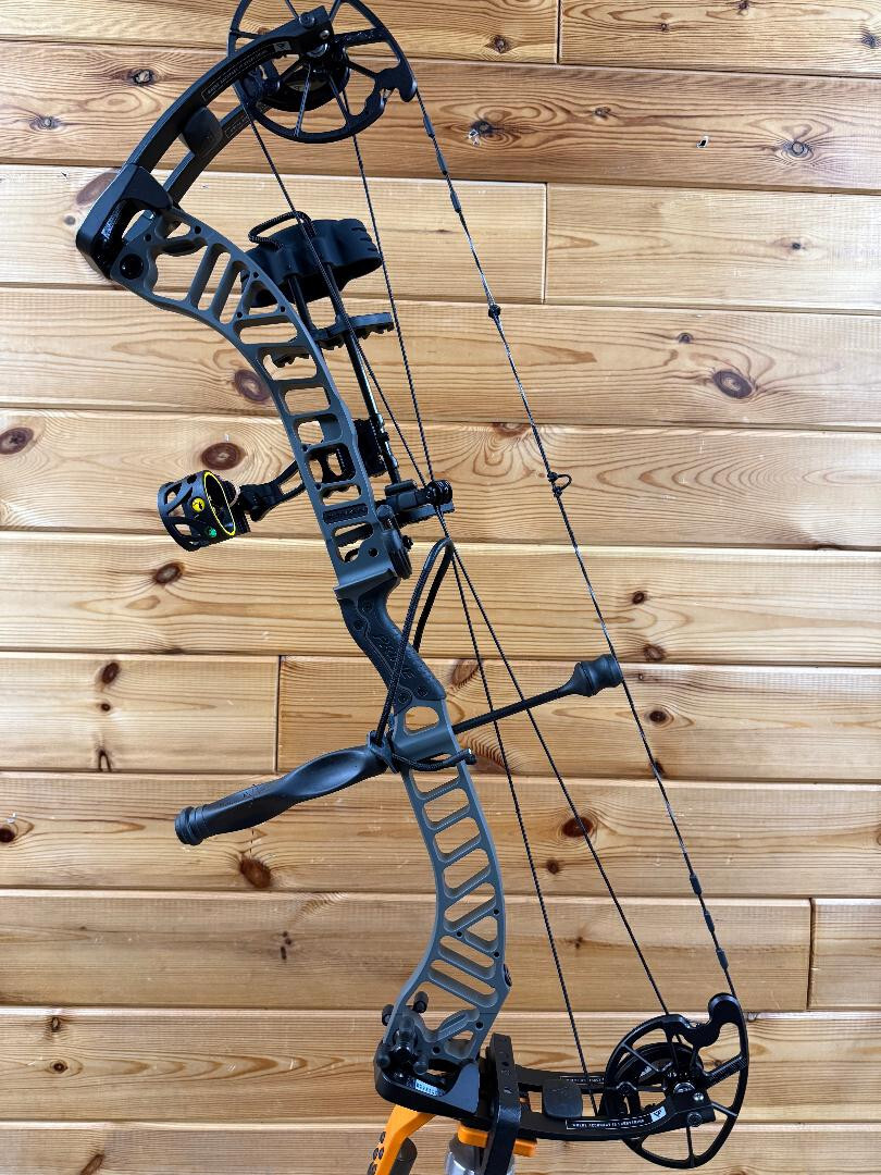 NEW Prime Ronan RH compound bow 29" Gray W/ Black limbs Hunting Bow ...