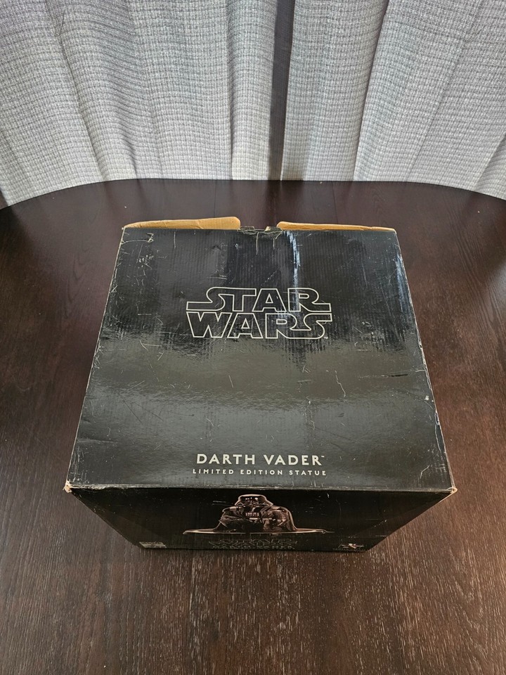 Darth Vader Kneeling Limited Edition Statue STAR WARS Gentle Giant ...