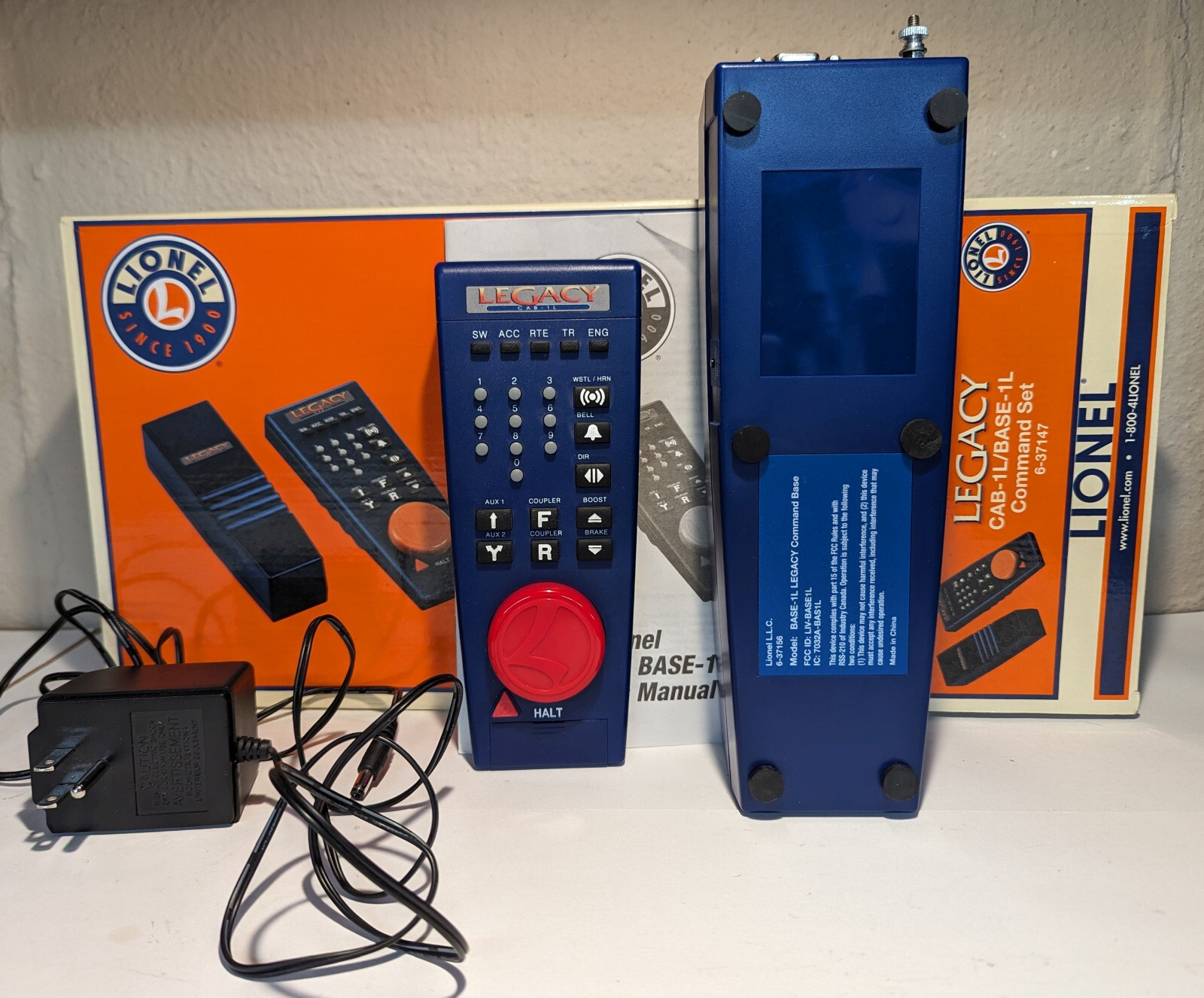 Lionel TMCC/Legacy set 6-37147: Cab-1L 6-37155, Command Base-1L 6-37156 ...