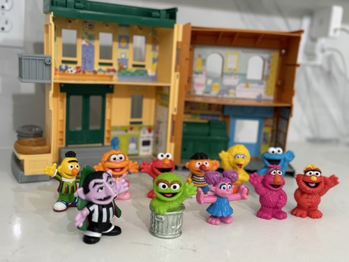 2010 Sesame Street 123 Neighborhood Playset Hooper's Store w/ 11 ...