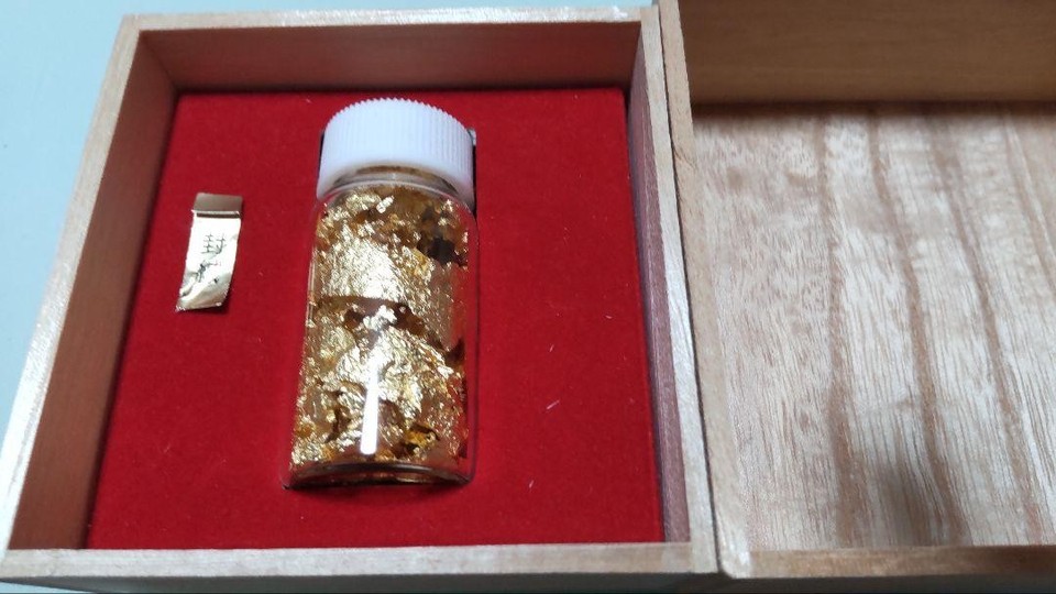 Japan Gold Leaf in Wooden Box Set of Gold Flakes, Pure Gold | eBay