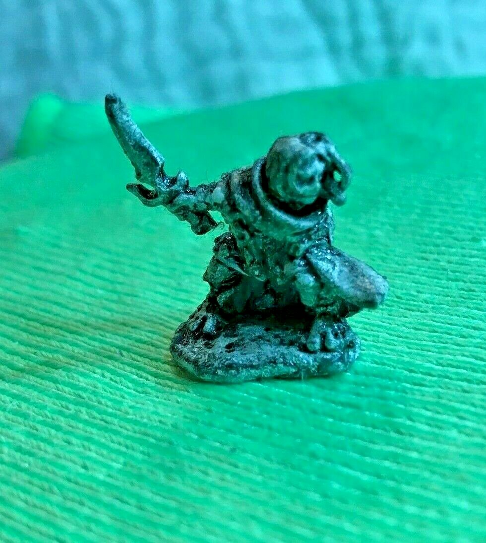 D&D Miniature mini fig hobbit halfling gnome fighter cloak assassin ...