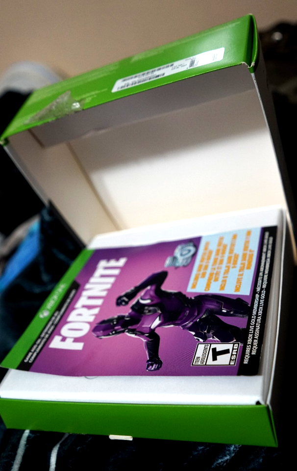 XBOX FORTNITE Dark Vertex Skin + 500 V/w Controller Box Verified ...
