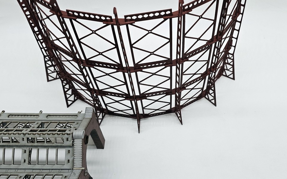 Modelux OO Gauge 'Blackwall 325 dia' half empty tank gasometer kit ...