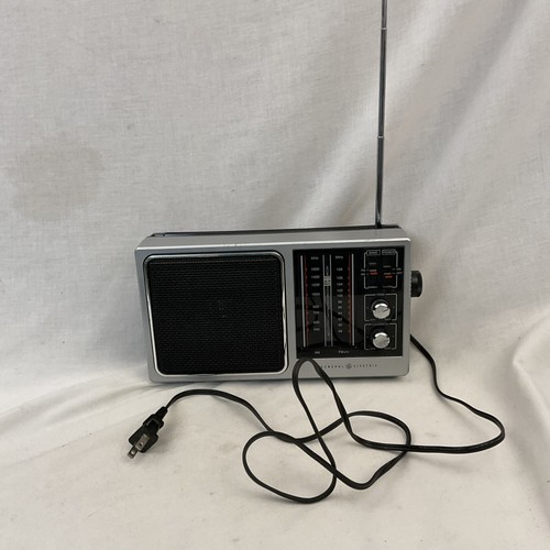 Vintage GE GENERAL ELECTRIC portable AM/FM radio Model No. 7-2857A, AC ...