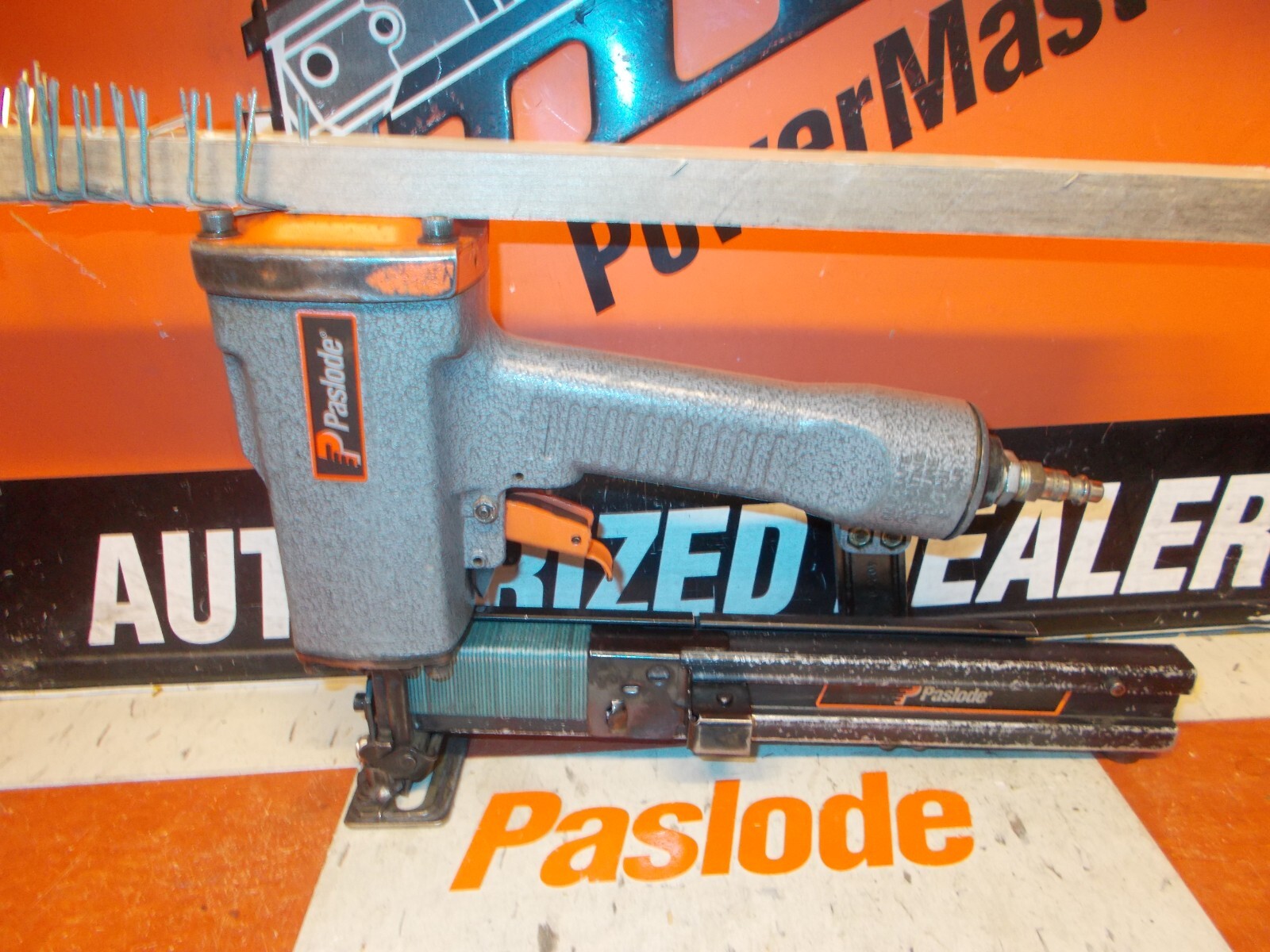 Paslode+Wide+Crown+16ga+Roofing+Nail+Stapler+Staple+Gun+3150%2F38+W16r ...