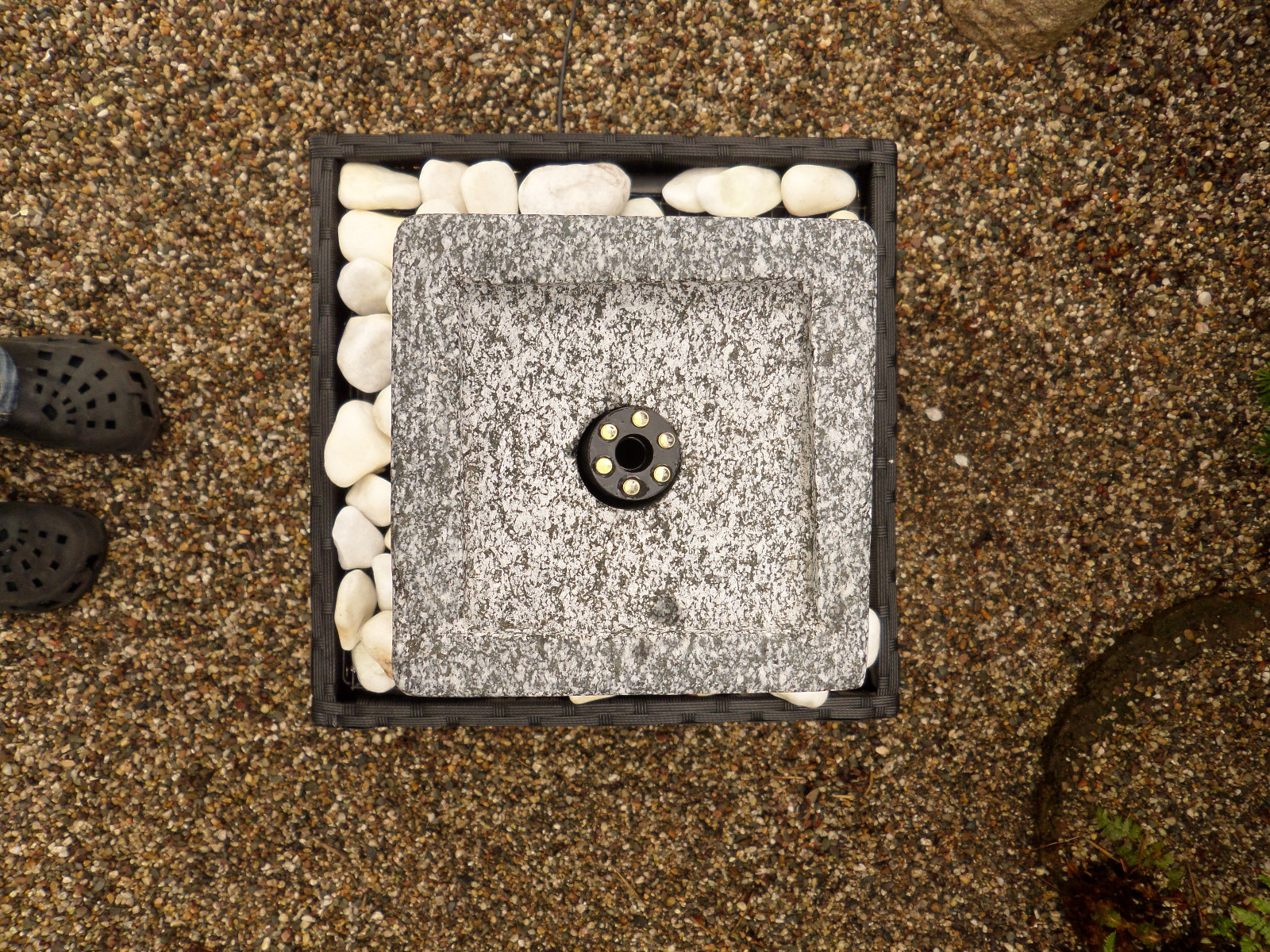 Zimmerbrunnen Gartenbrunnen Rattan und Granitstein gedreht mit LED ...
