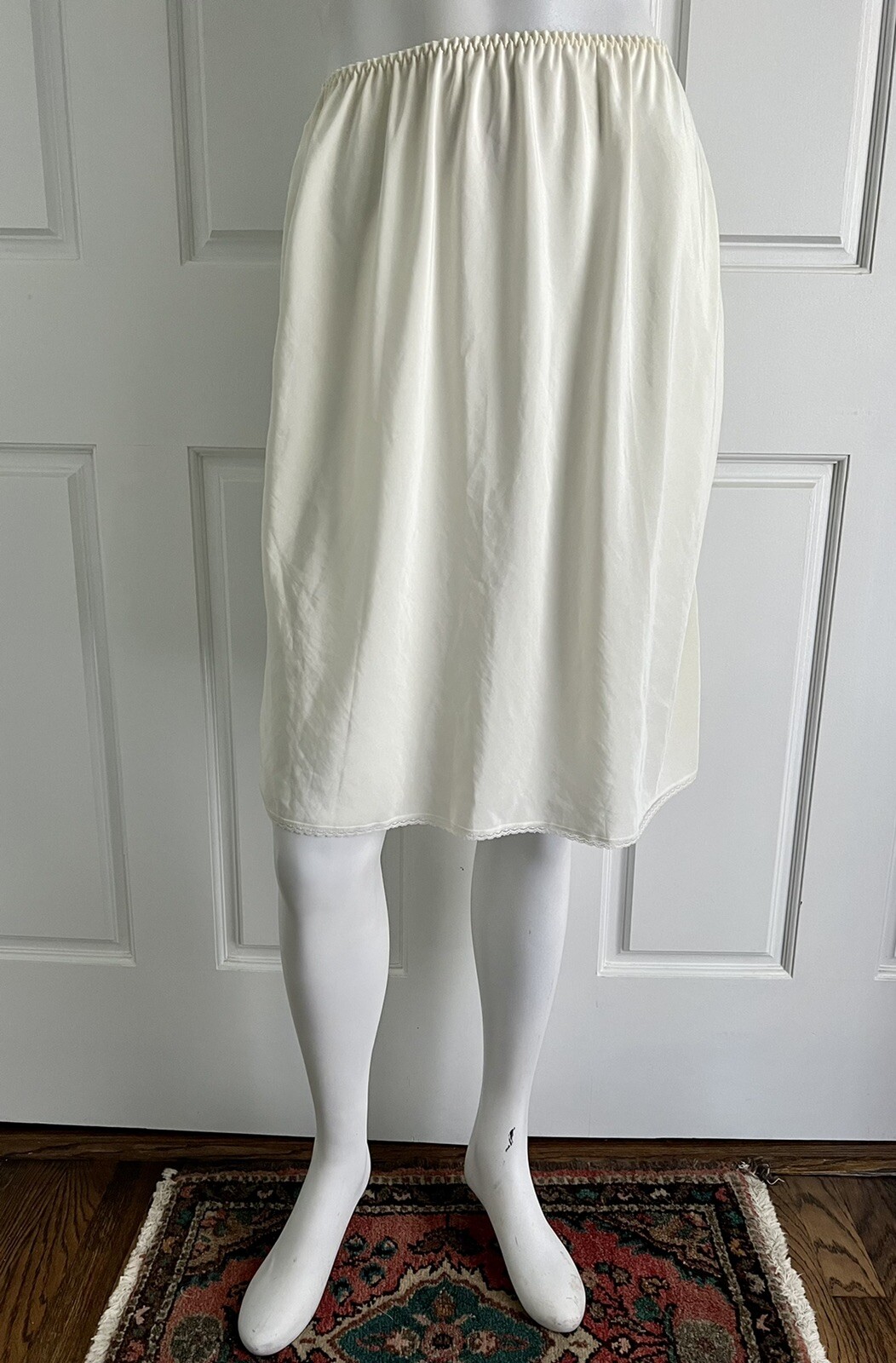 Vintage Olga Polyester Ivory Half Slip Back Slit Size… - Gem