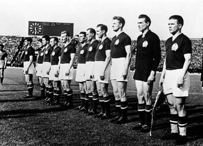 The Hungary team line up for national anthems before match 1954 Old ...