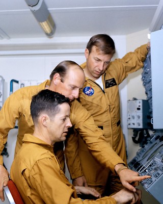 SKYLAB 2 CREW DURING OPEN HOUSE MANNED SPACECRAFT CTR - 8X10 NASA PHOTO ...