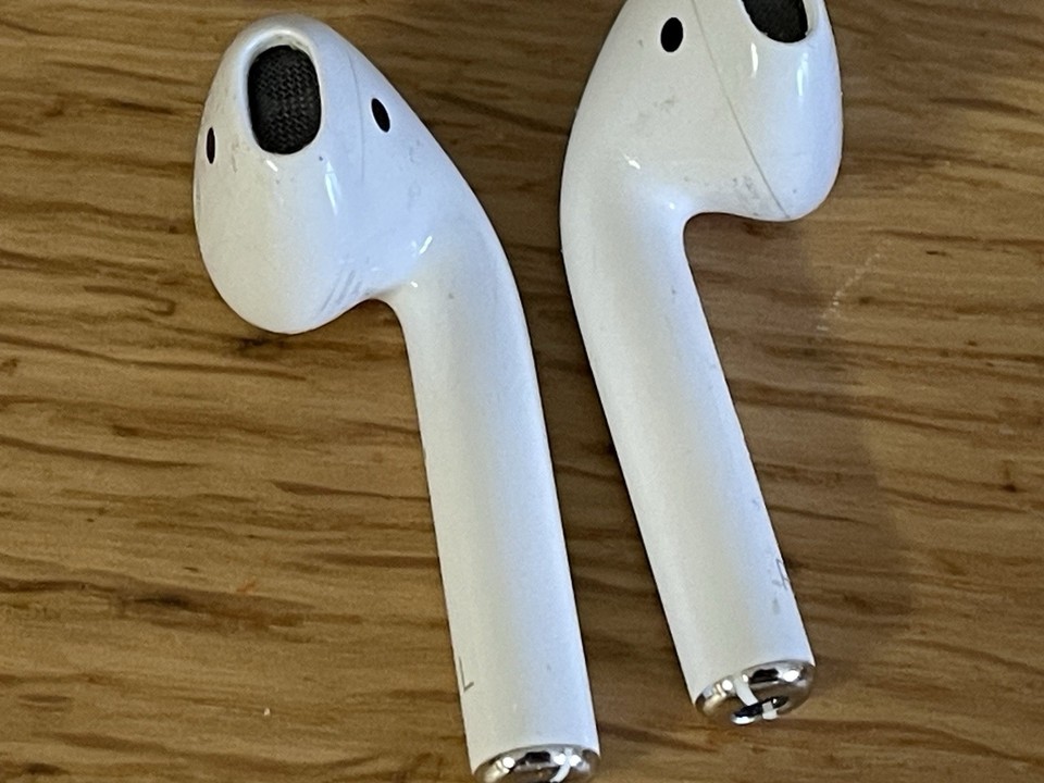 Apple Air Pods 2nd Gen With Charger Case - A2031 A1602 Working | eBay