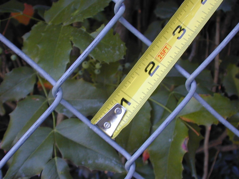 6 ft High White Wave Slat™ Single Wall Privacy Chain Link Fence Slats ...