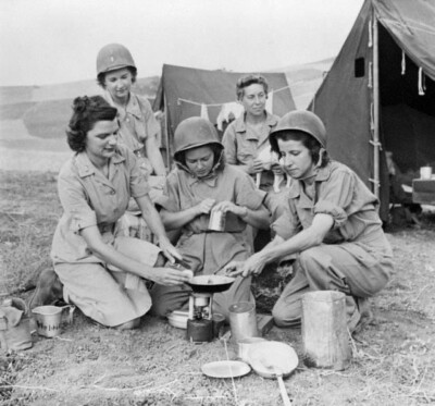 WW2 WWII Photo World War Two / US Army Nurses in the Field Chow Time ...