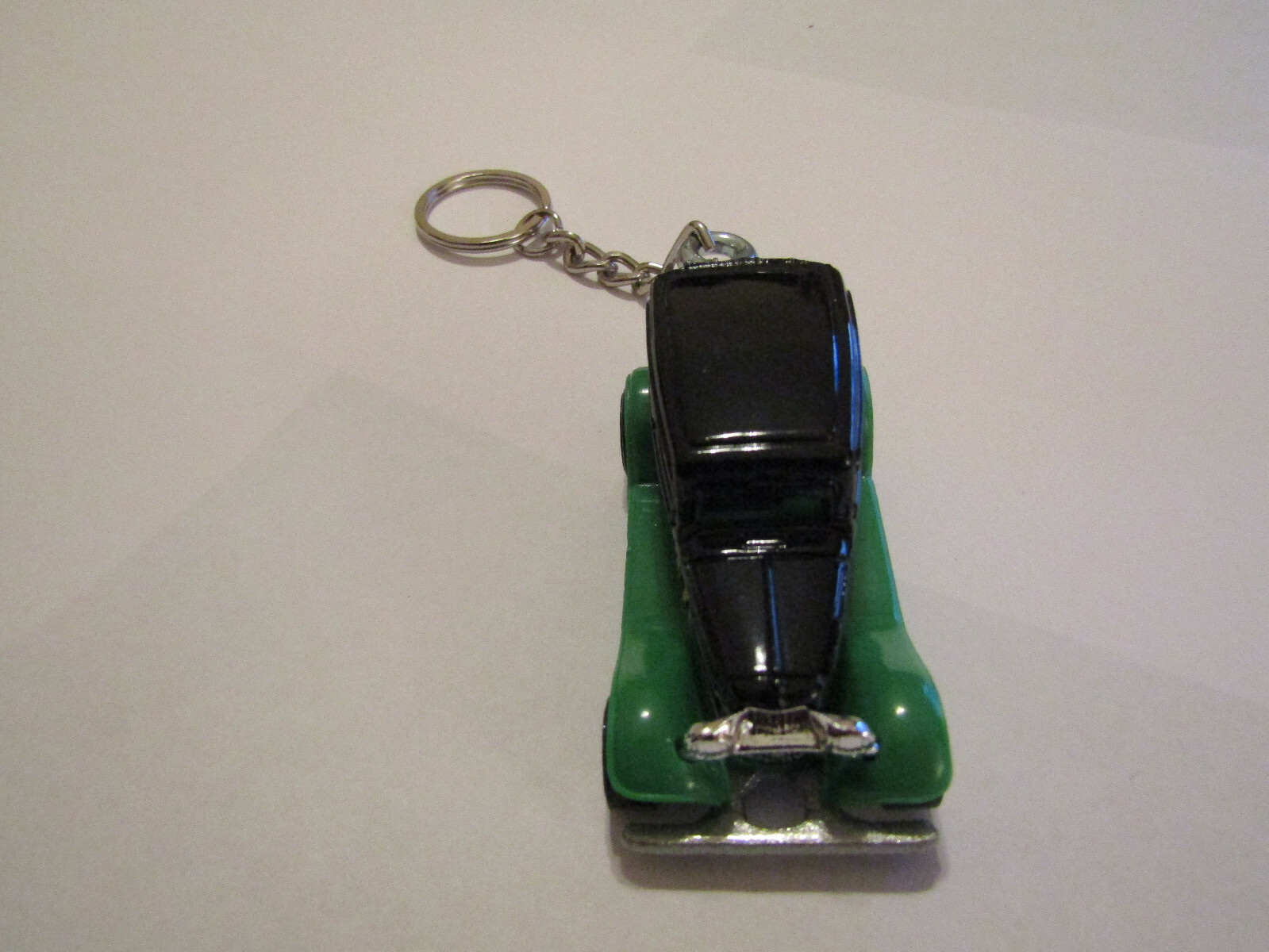 1932 FORD DELIVERY SEDAN DIECAST MODEL CAR KEYCHAIN KEYRING BLACK AND ...