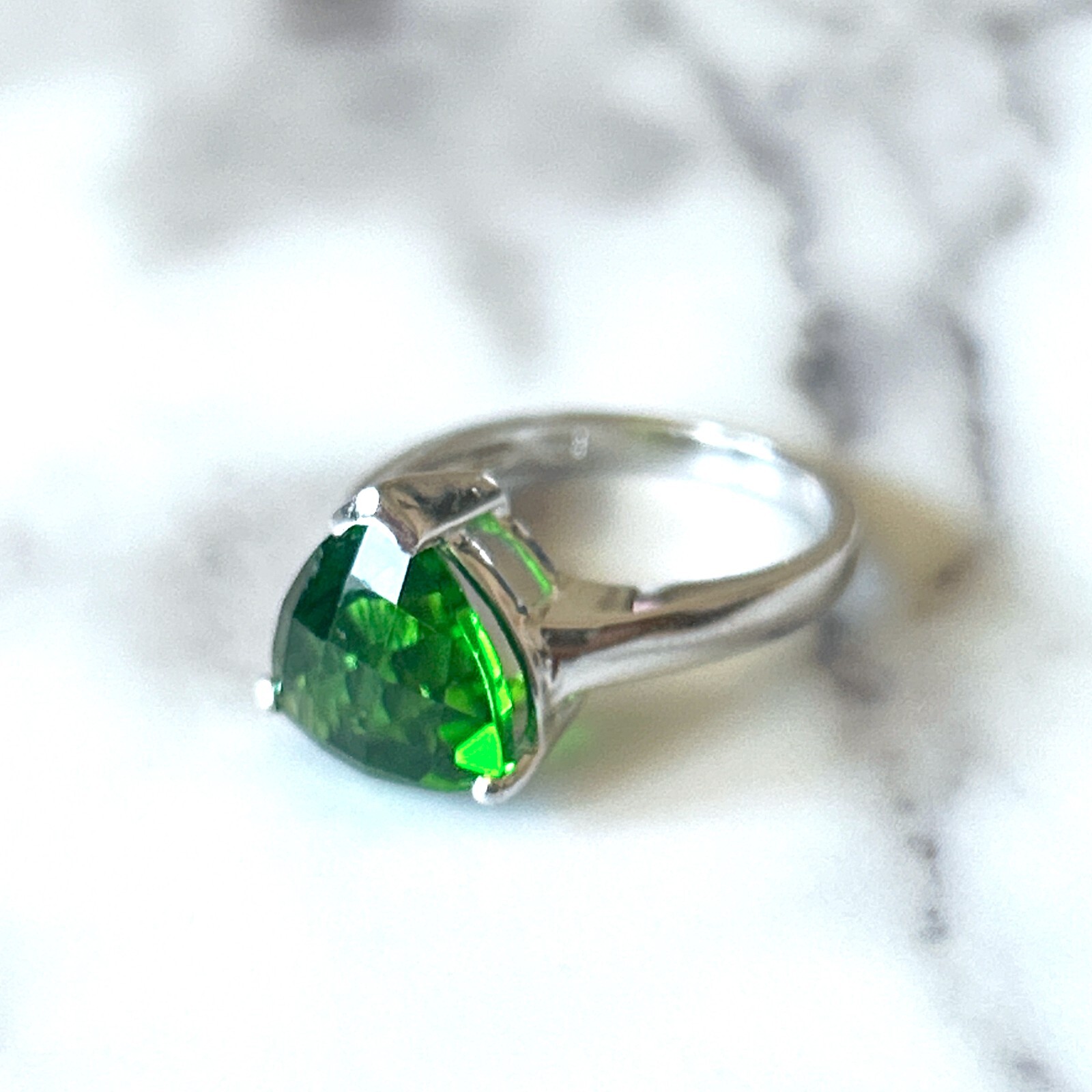 925 Sterling Silver Ring with Emerald-Like Green Helenite Gemstone ...